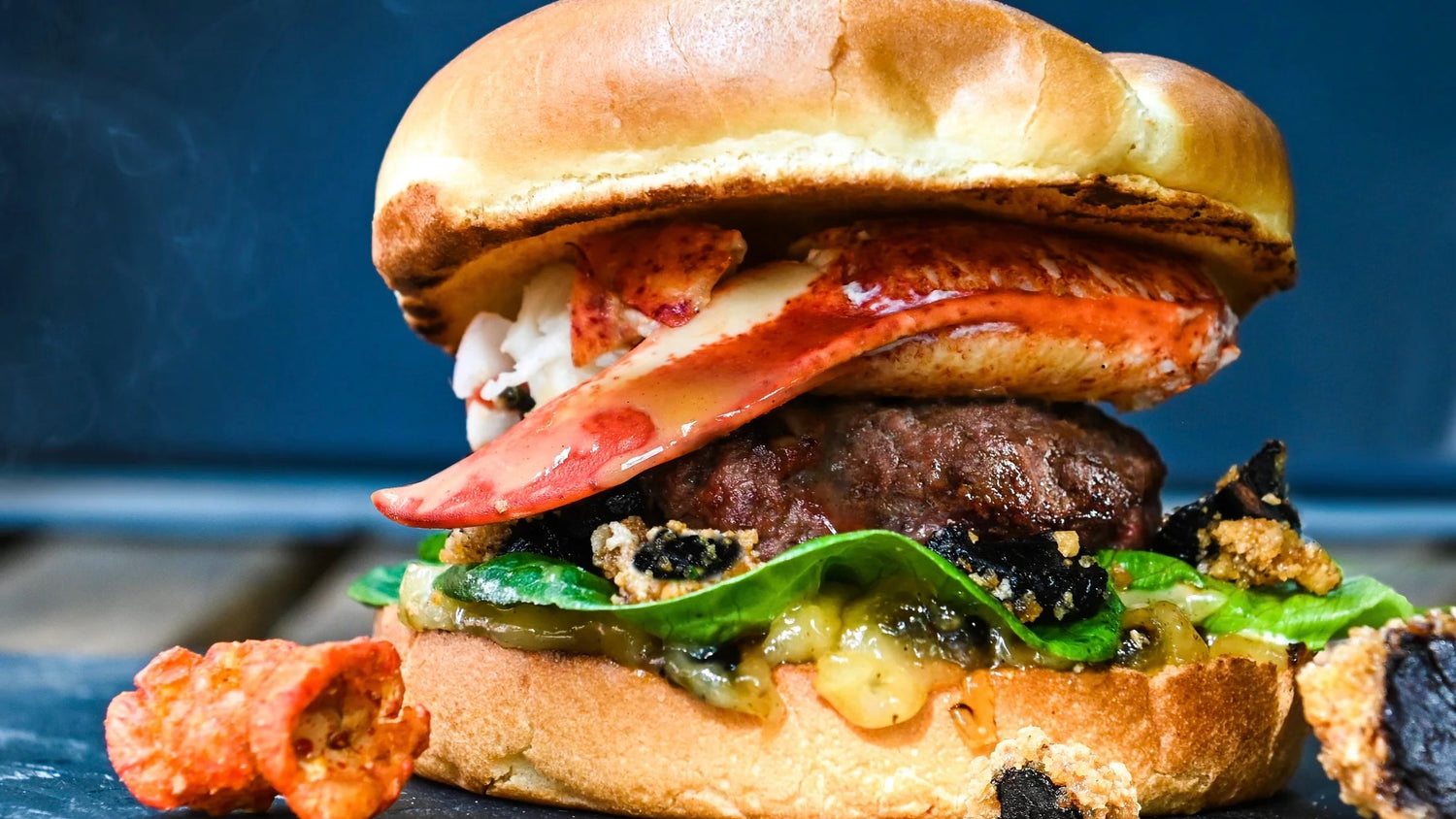 🍔 Burger Surf and Turf : Homard, Bœuf et Ail Noir Frit ...
